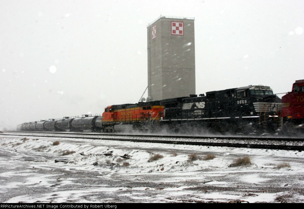 BNSF 5126 NS 9869